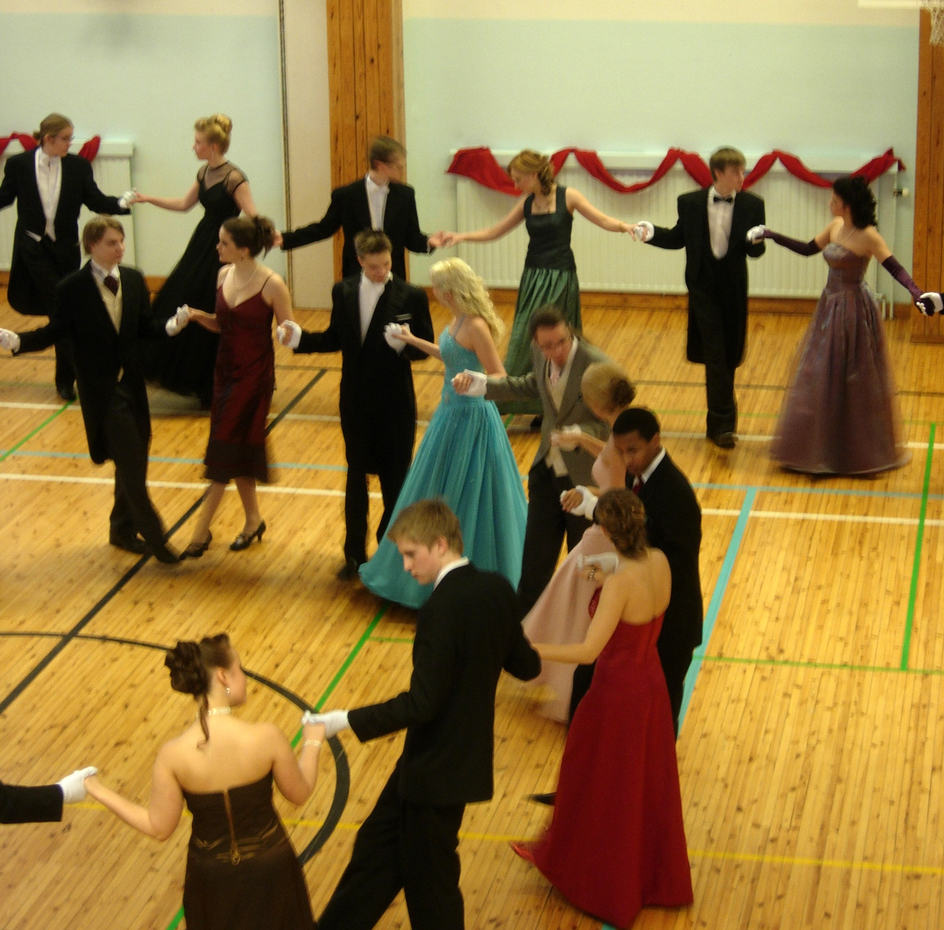 Vanhojen tanssit lisäävät yhteisöllisyyttä kovaan hintaan ...