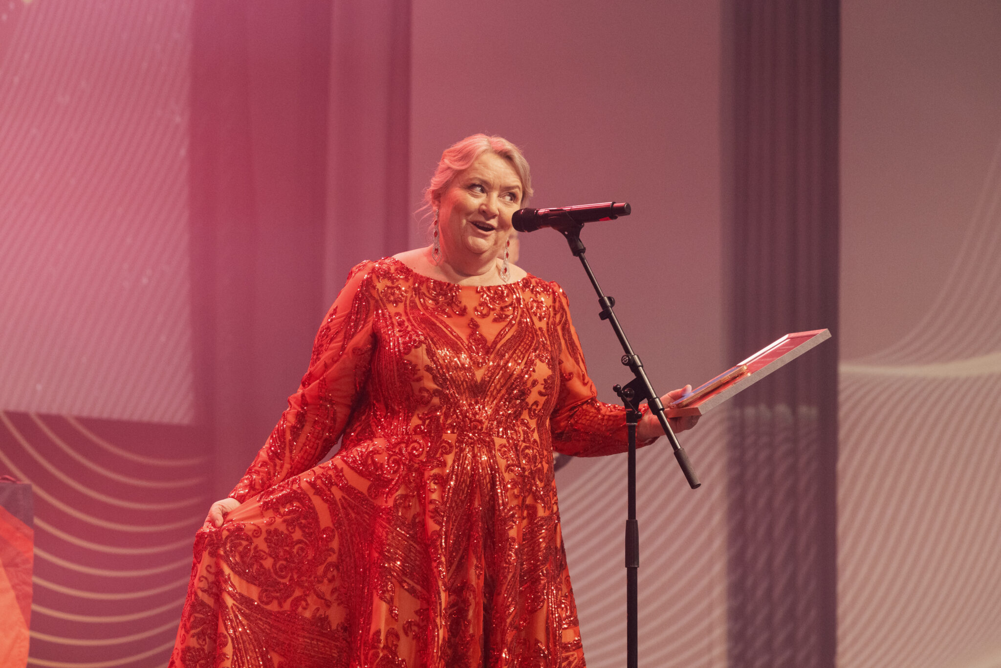 Kirsi Rostamo sai Radiogaalassa erikoispalkinnon: "Tämä kunniamaininta ...