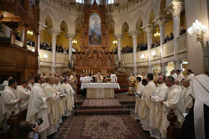 Isä Raimo Goyarrola vihittiin Suomen katolilaisten piispaksi Johanneksen kirkossa - piispa Teemu ...