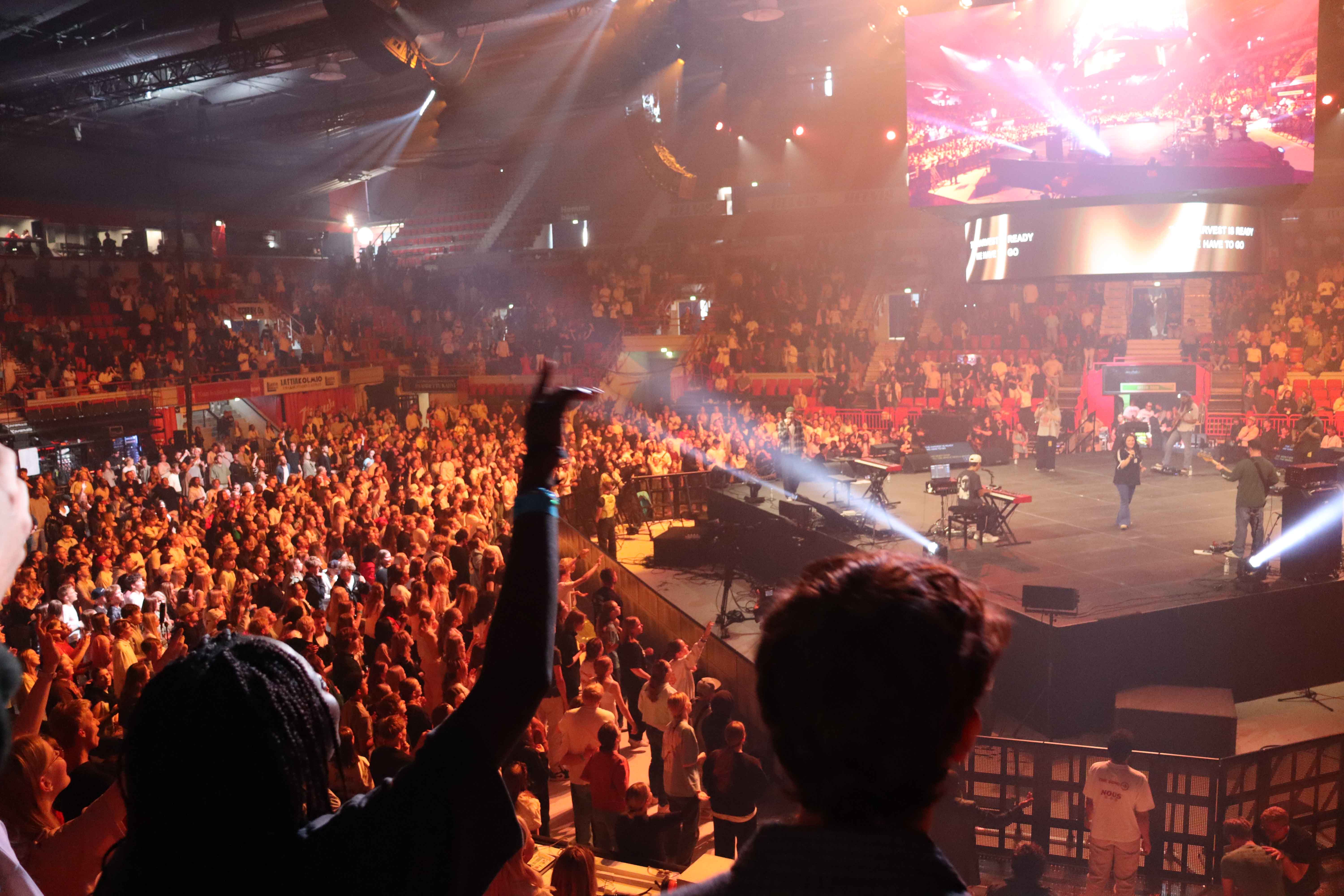 Helsingin jäähalli täyttyi Jumalan nälkäisistä nuorista – ”Rukoilen, että Suomi olisi valmis ...